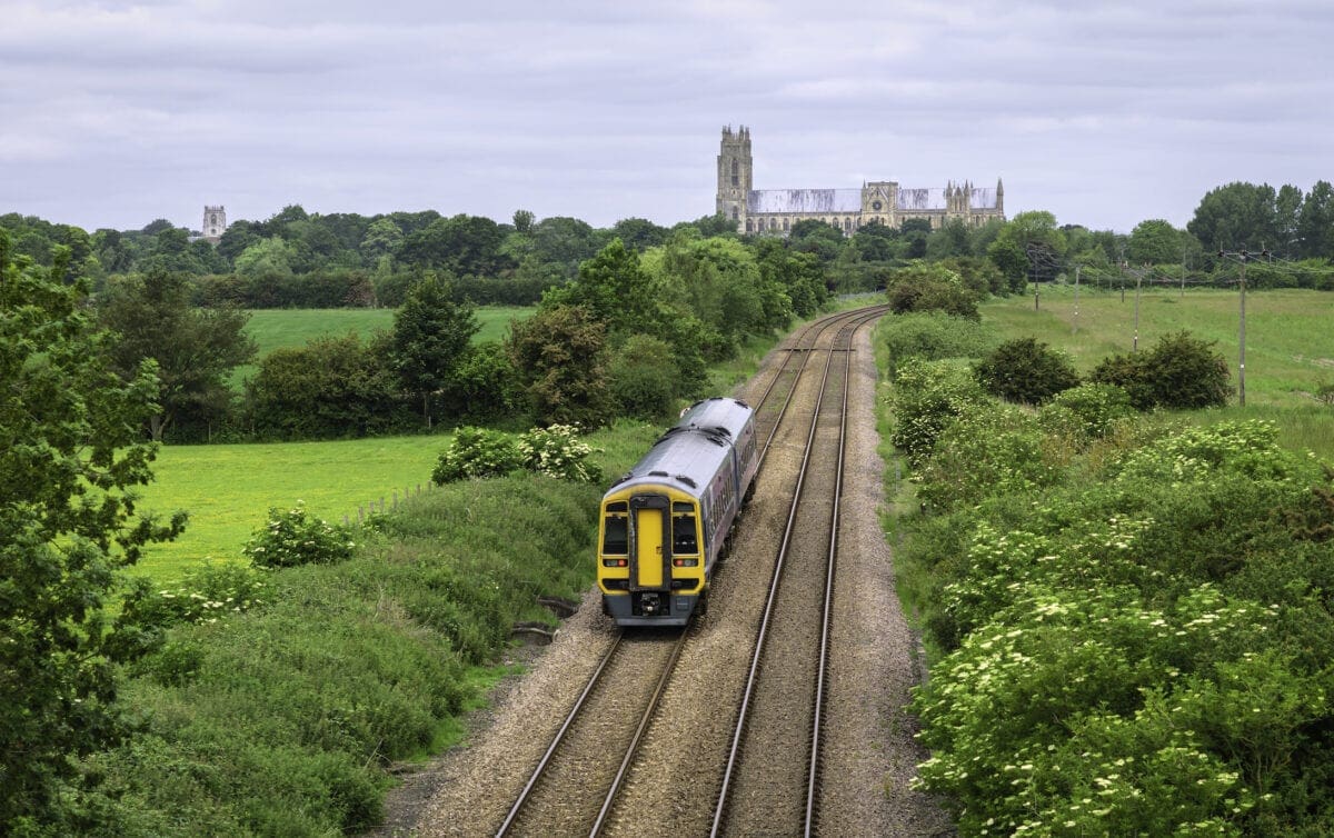 Government sets out strategy for safe and biodiverse railway lineside